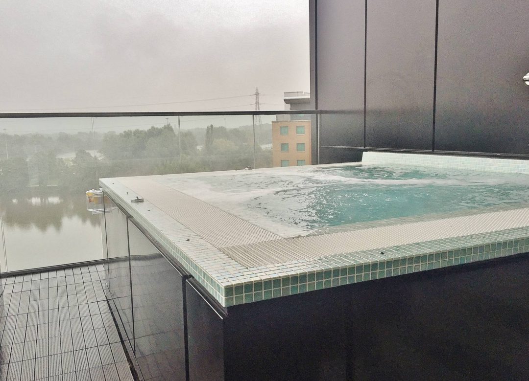 the-genting-hotel-resorts-world-emma-victoria-stokes-santai-spa-hot-tub ...